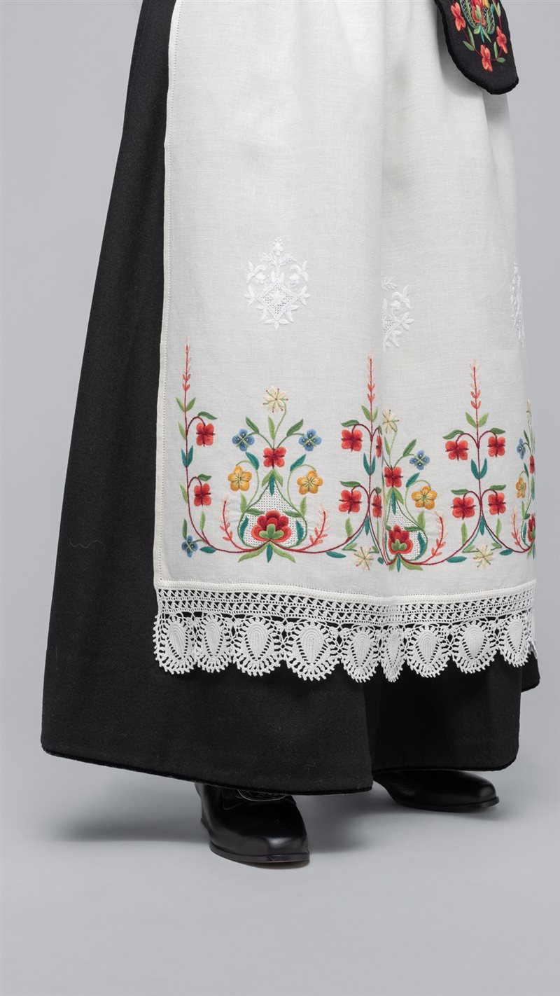 Detalj forkle - Norsk Flid nettbutikk og bunader